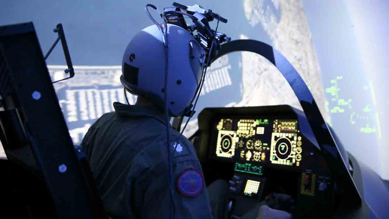 Demonstrasi virtual menunjukkan F-35 beroperasi bersama pesawat nirawak ...