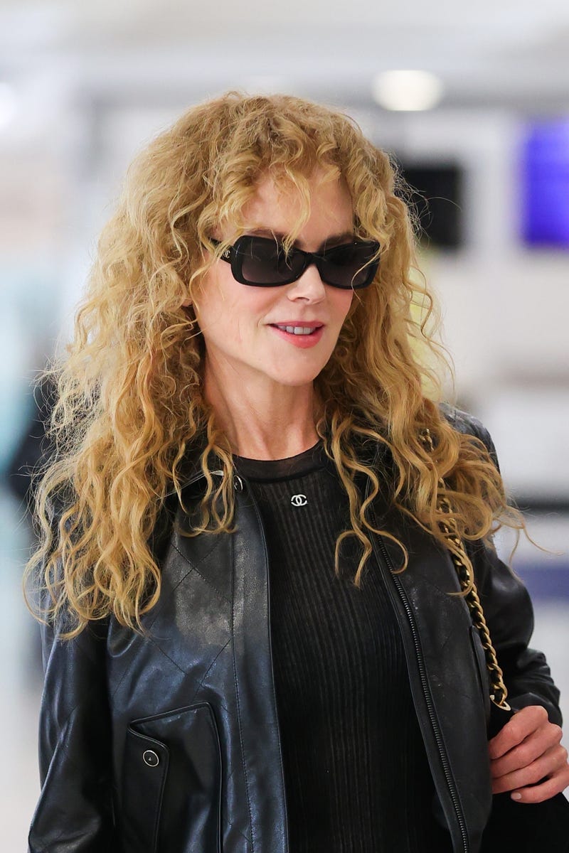 Nicole Kidman goes back to the '90s with a head of messy, natural curls