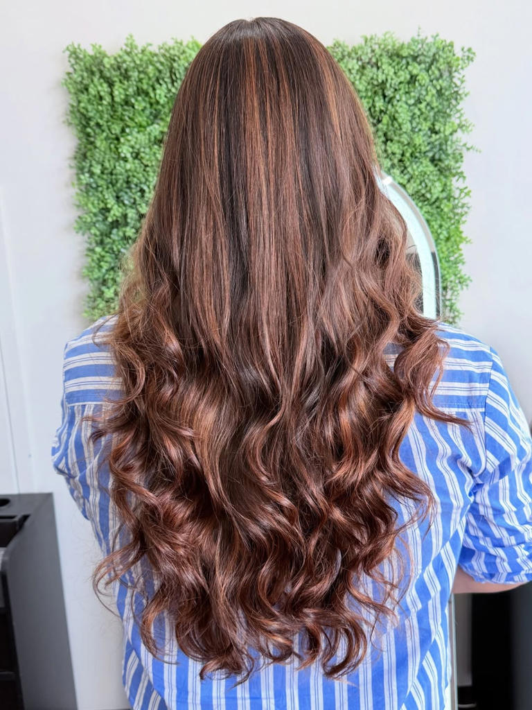 5 tonos de castaño que disimulan las canas y rejuvenecen