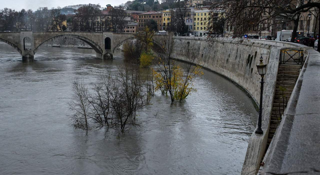 Maltempo a Roma, esonda l'Aniene: allagato il quartiere. Banchine del ...