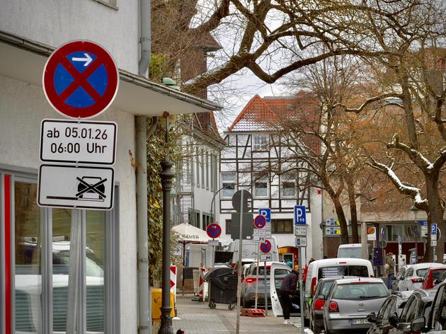 Darf man hier parken? – Seltsamer Schilderwald auf der Thomästraße