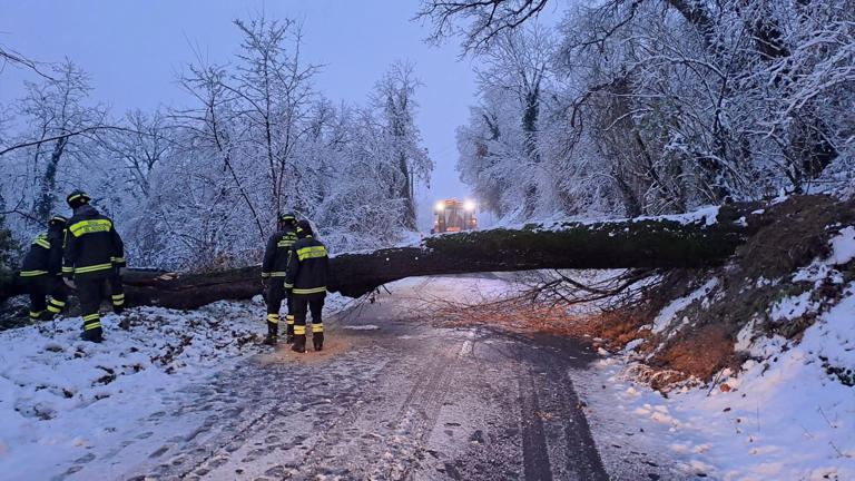 Maltempo, neve abbondante e disagi nelle aree interne delle Marche