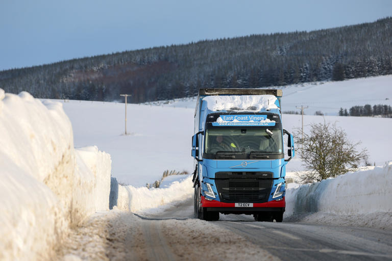 UK weather live: London hit by snow before Storm Goretti warnings hit