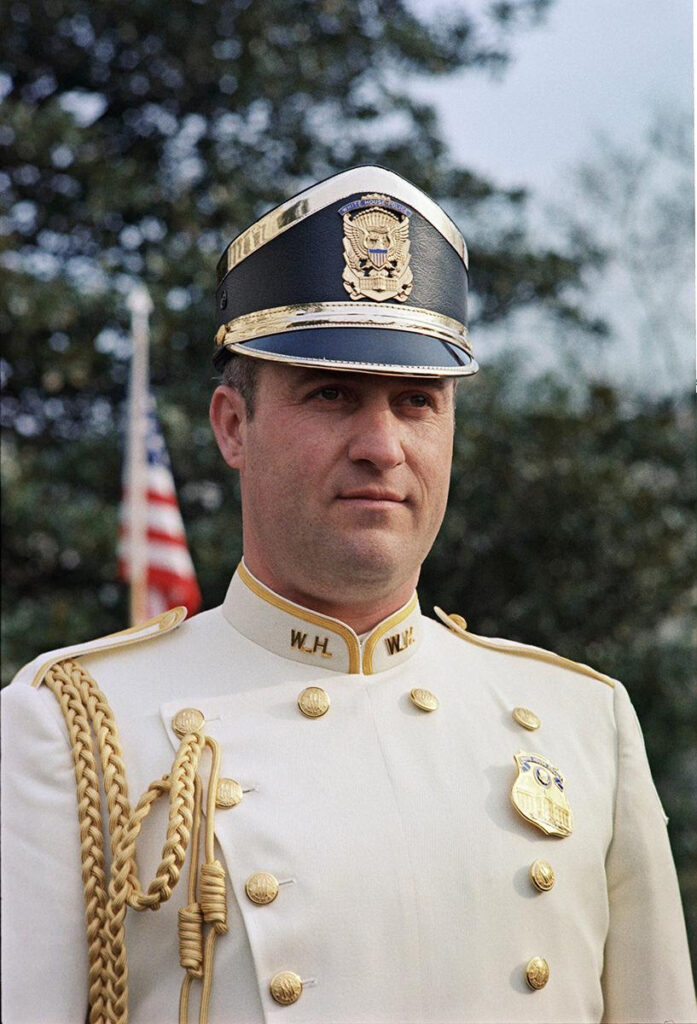 Should American presidents have military uniforms?