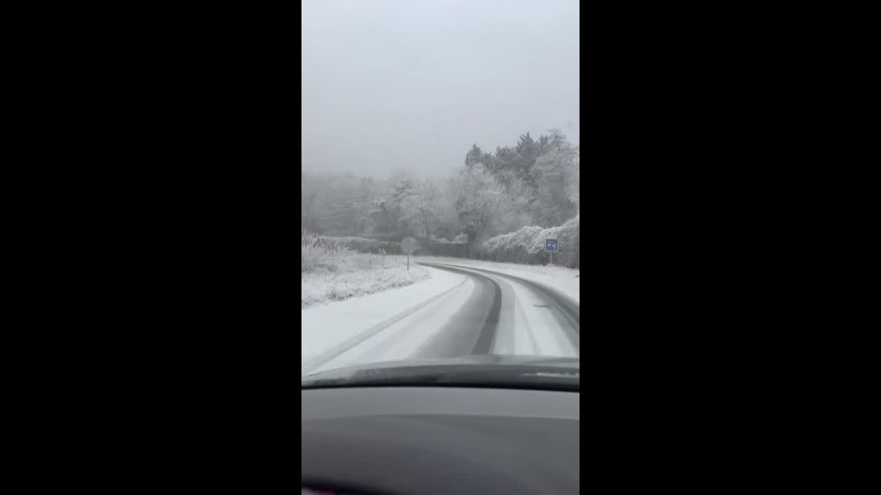 Heavy snowfall blankets N118 highway near Bièvres in Essonne, France