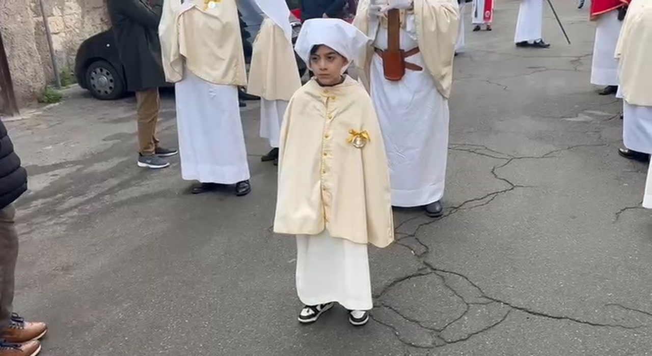 Taranto, la processione di “U bammine all’erte” nella città vecchia