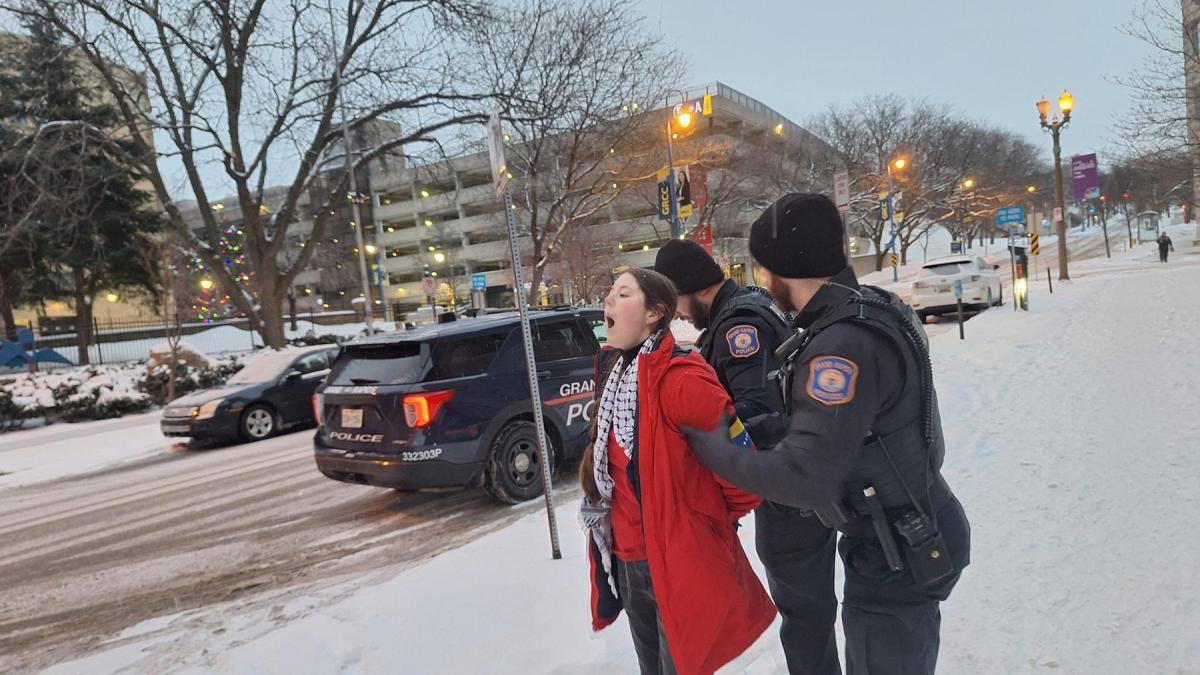 Video: En EU, arrestan en vivo a activista por protestar a favor de Maduro