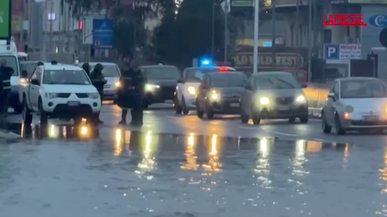 Roma, le immagini dell'esondazione dell'Aniene: allagata la via Tiburtina