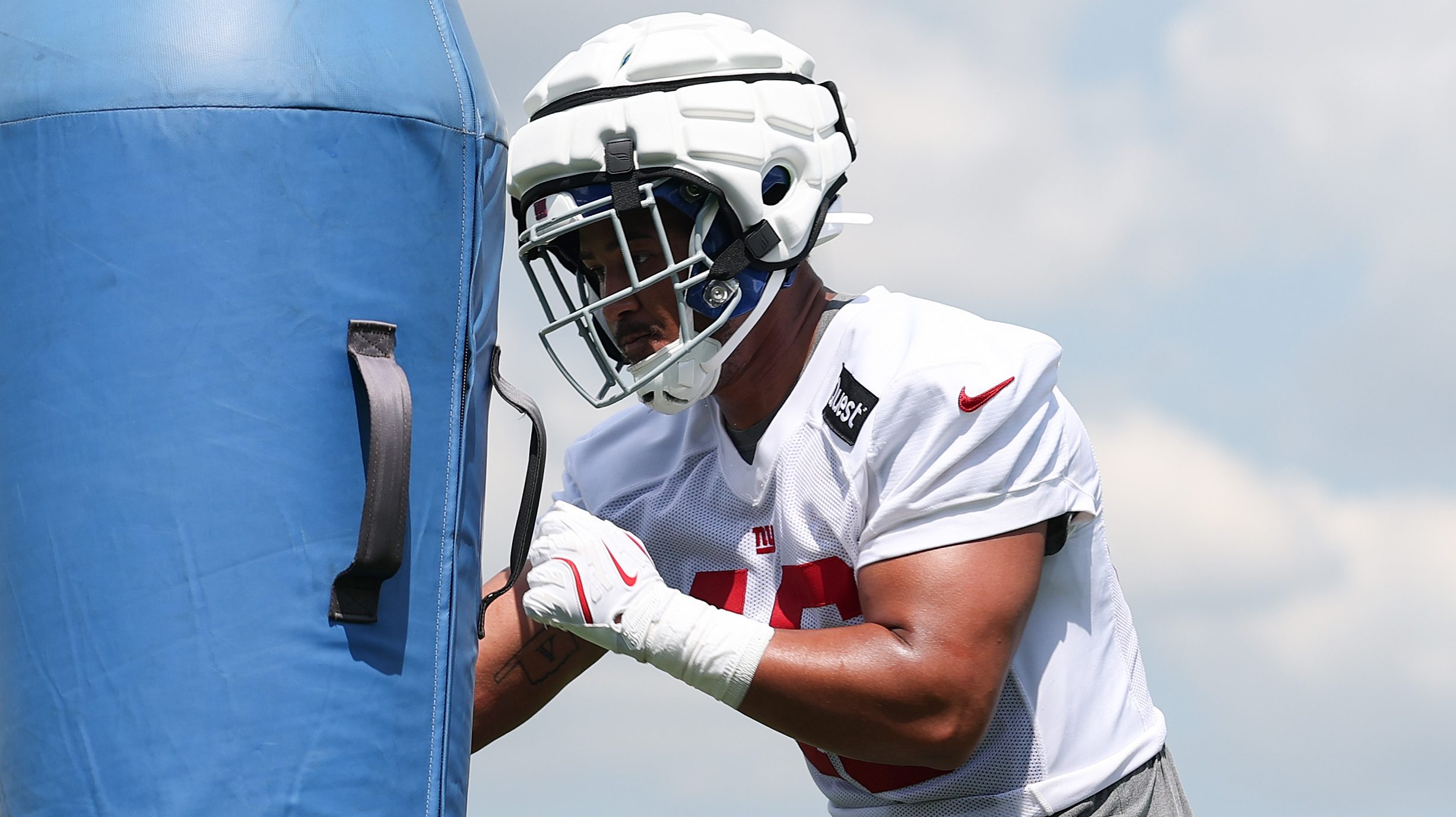 Giants re-sign promising rookie in first flurry of offseason moves