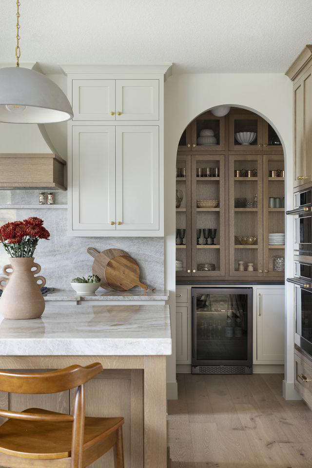 8 Benjamin Moore paint colors designers love for a calm, serene space