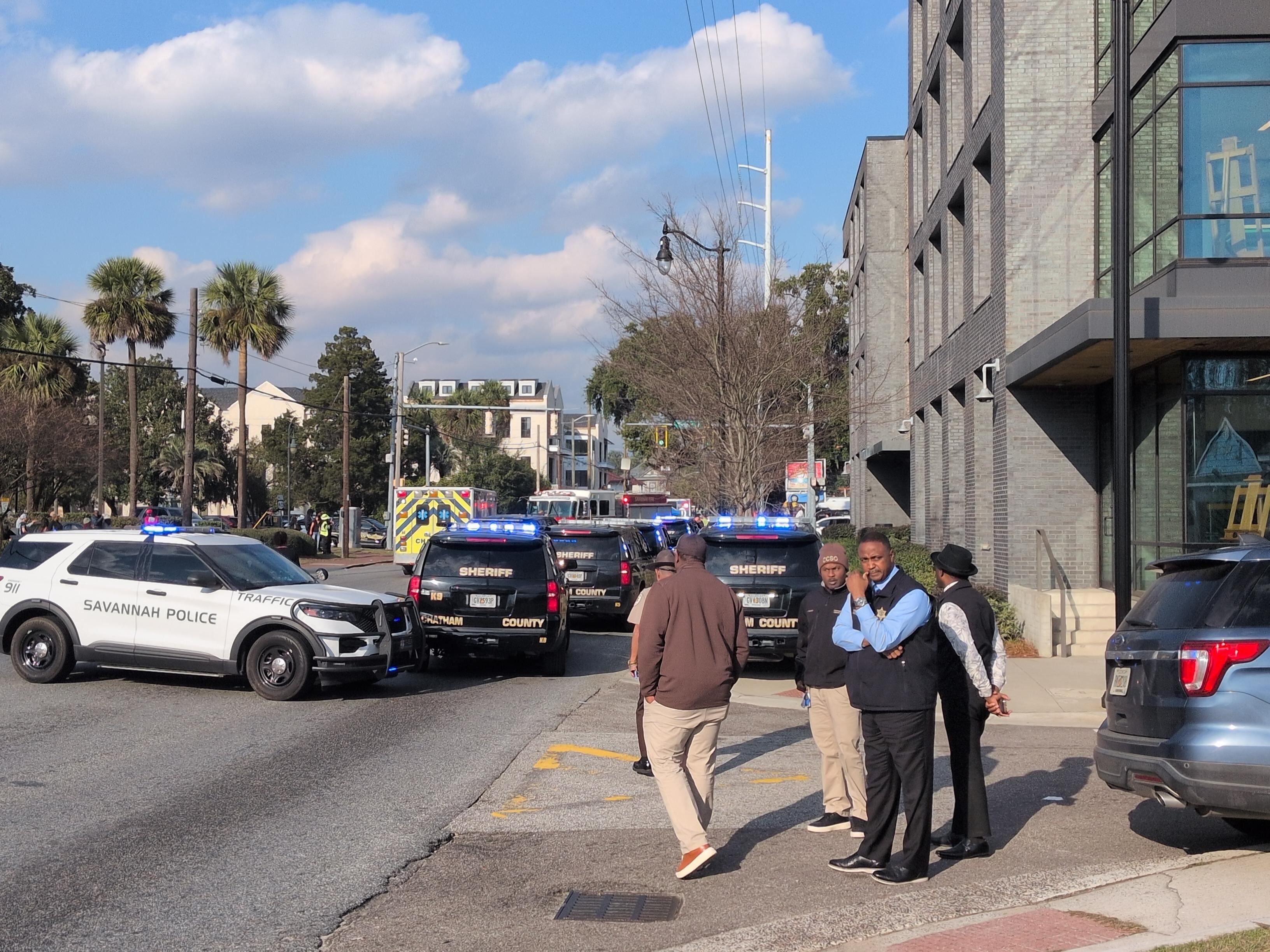 Suspect in custody after police chase in stolen car ends in crash at ...