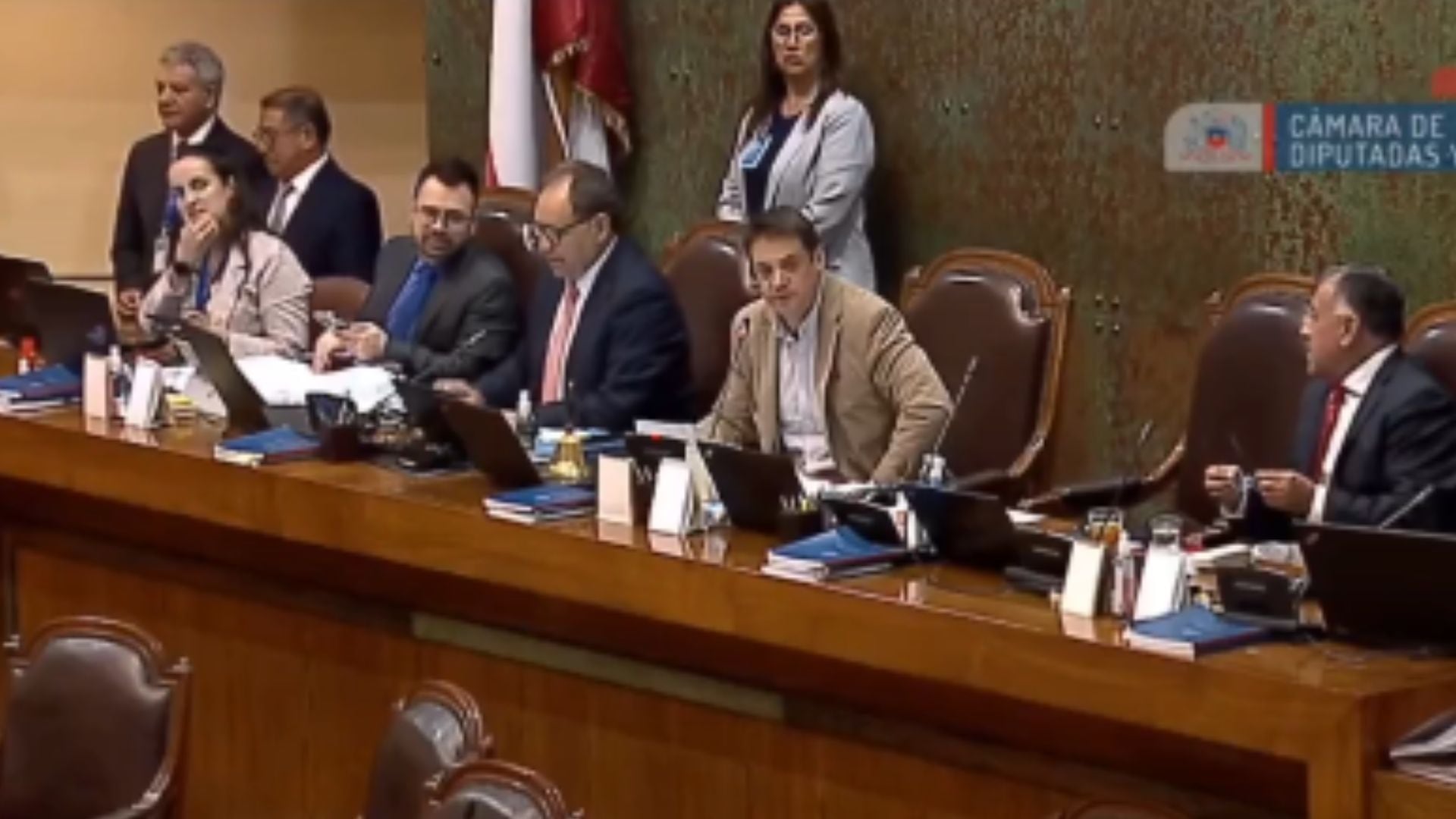 ¡Cállate, vieja ridícula!: Gaspar Rivas protagoniza tenso cruce en ...