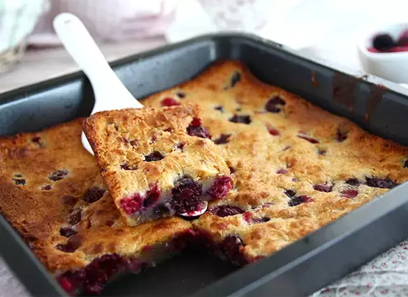 Beyaz çikolatalı ve kırmızı meyveli brownie (blondie)