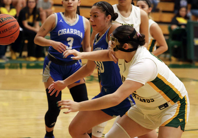 Photos: Cigarroa stays perfect in District 30-5A with rout of Nixon