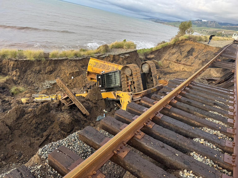 Worker injured, tracks closed by washout on UP near Santa Barbara