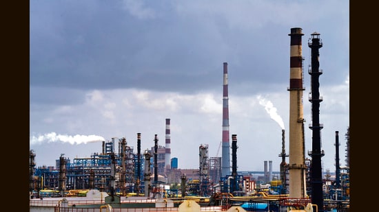 India’s average crude oil import cost falls below $60 a barrel