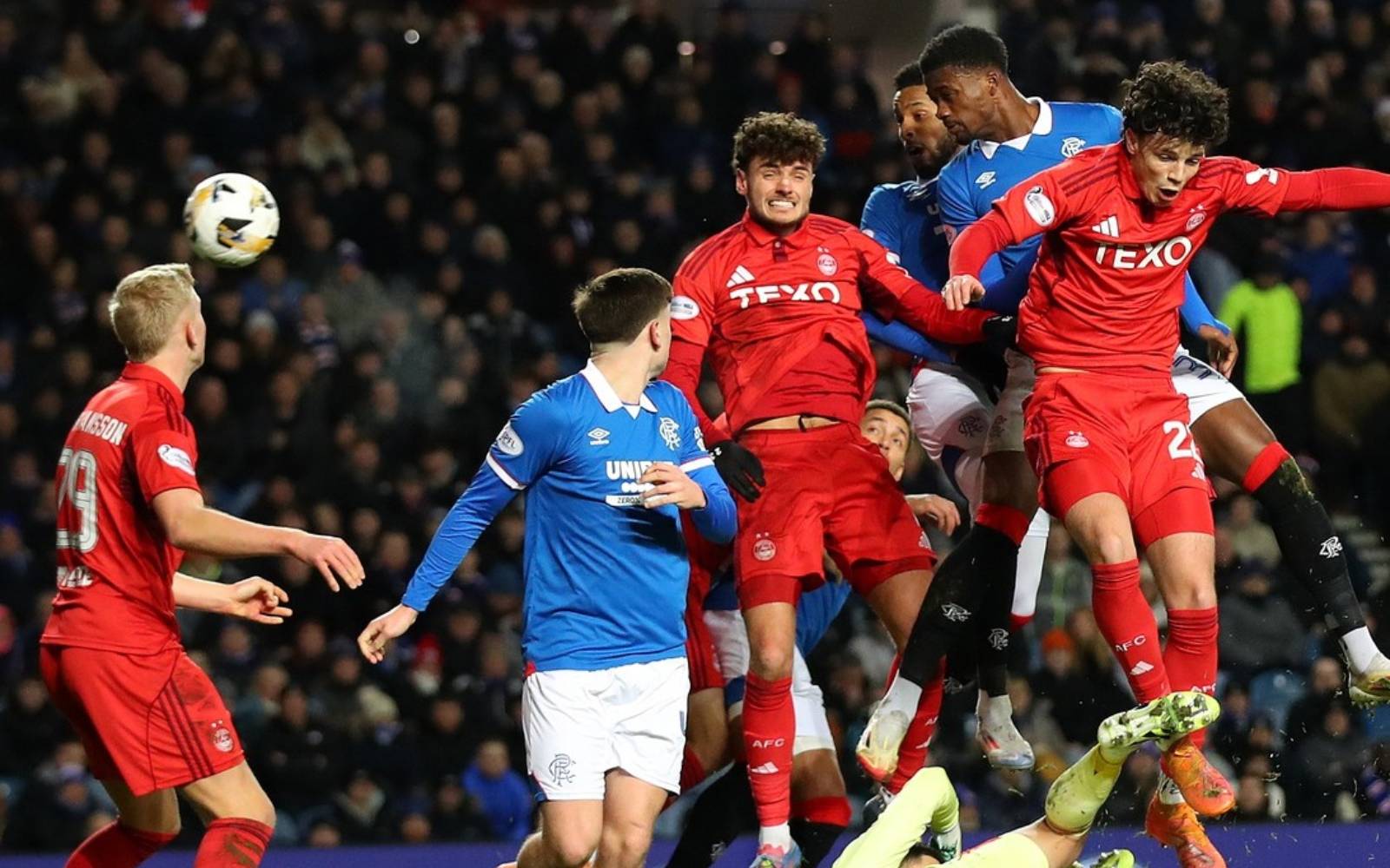 Rangers beat Aberdeen to close gap on leaders Hearts
