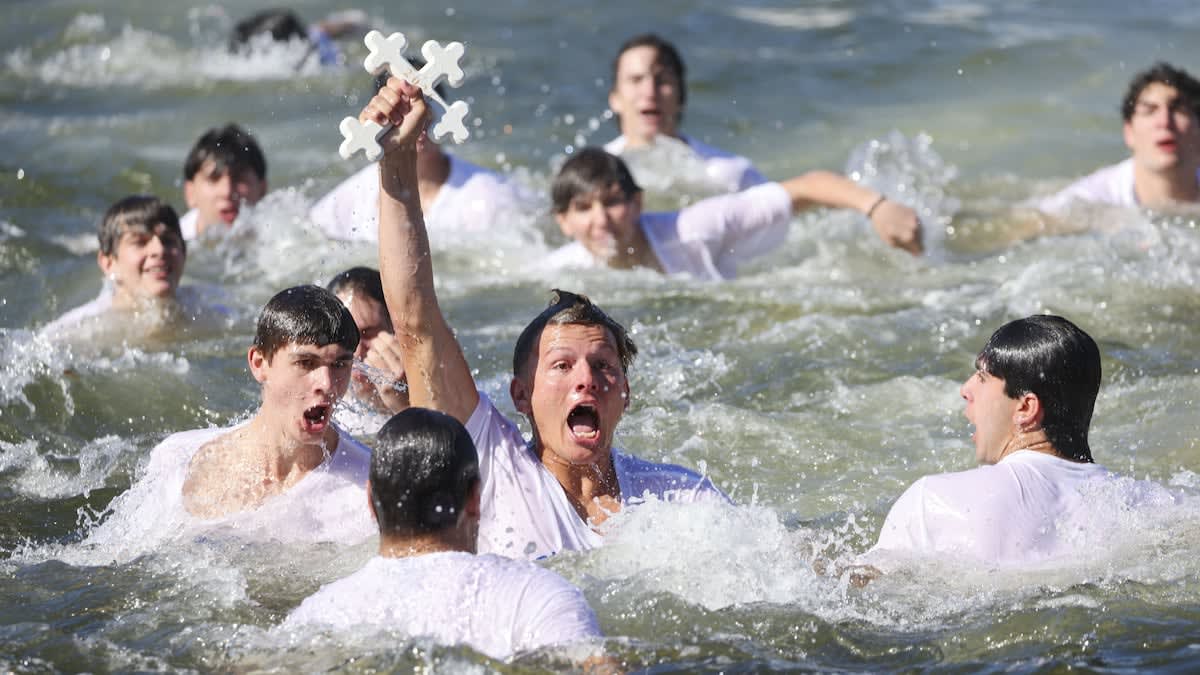 Tarpon teen retrieves cross in 120th Epiphany celebration