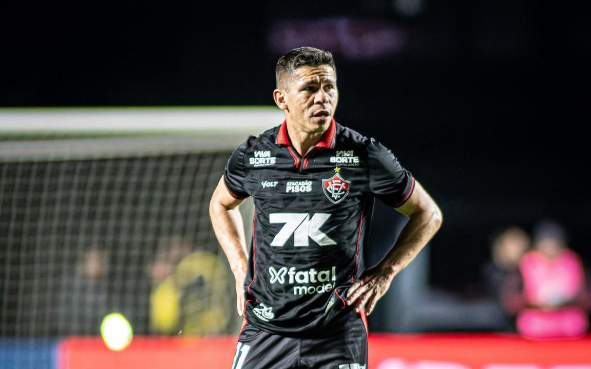 Presidente do Vitória confirma renovação com Osvaldo, ex-São Paulo