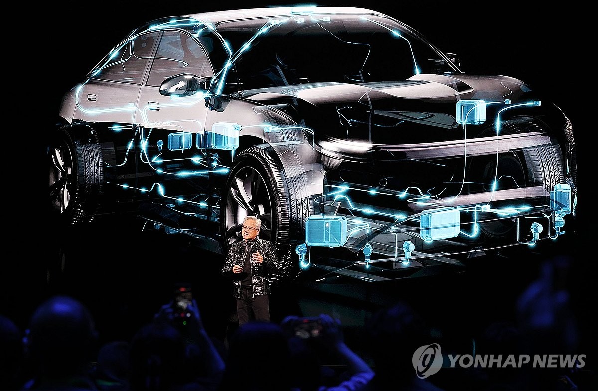 [CES 2026] 젠슨황 "알파마요, 테슬라와 생태계 달라…곧 무개입 자율주행"