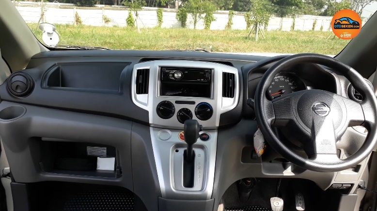 Ini Sebabnya Hindari Melapisi Berbagai Macam Stiker Di Interior Mobil Bekas
