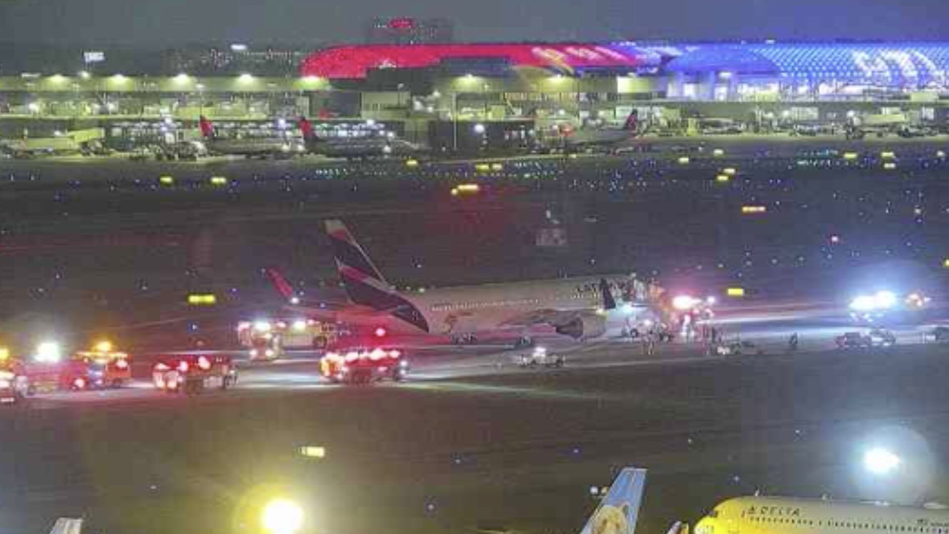 Tires of plane blow out after landing at Hartsfield-Jackson airport ...