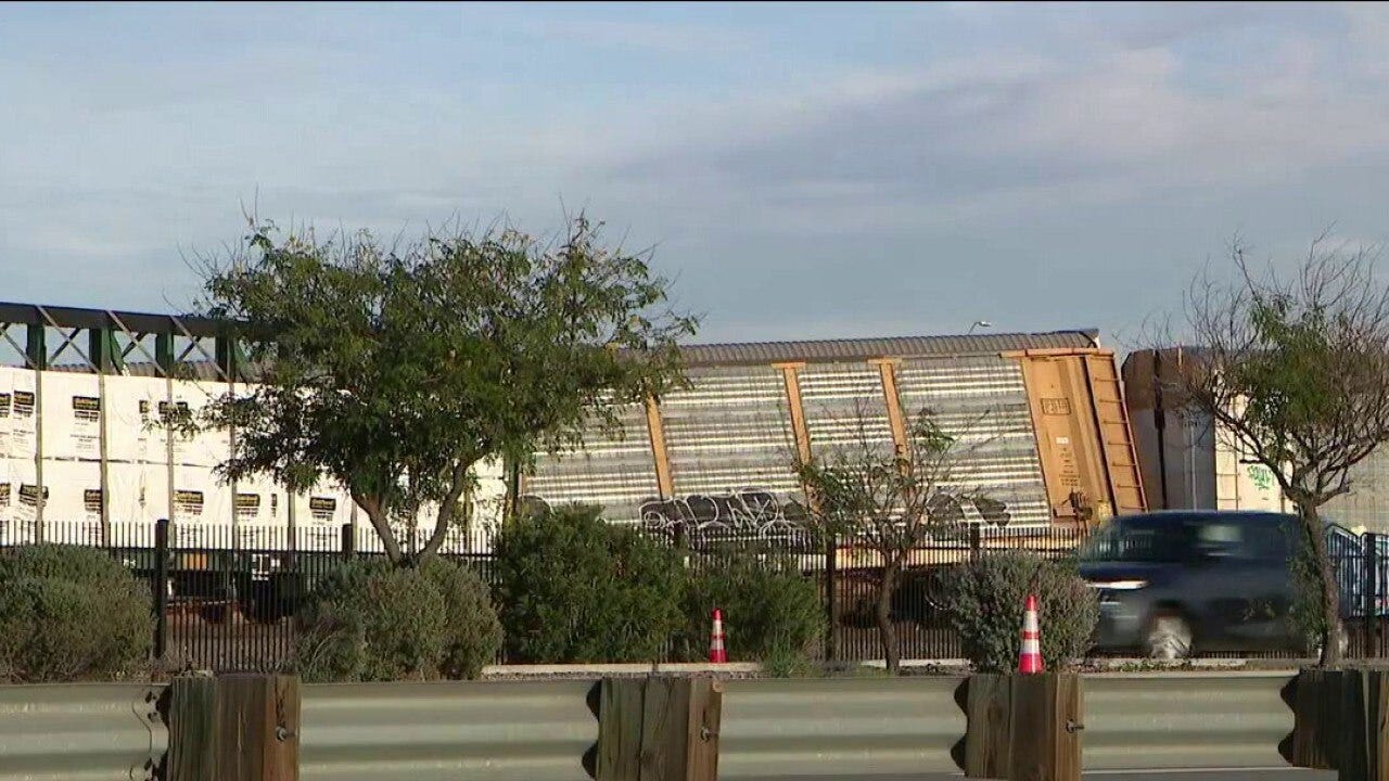 Train derailment shuts down part of US 60 in El Mirage