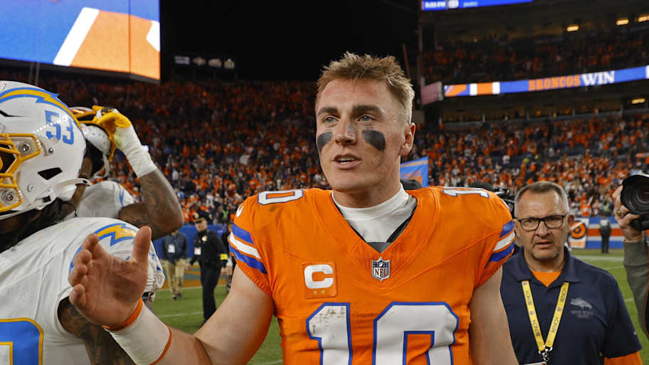 Oregon Ducks quarterbacks turning heads at all levels