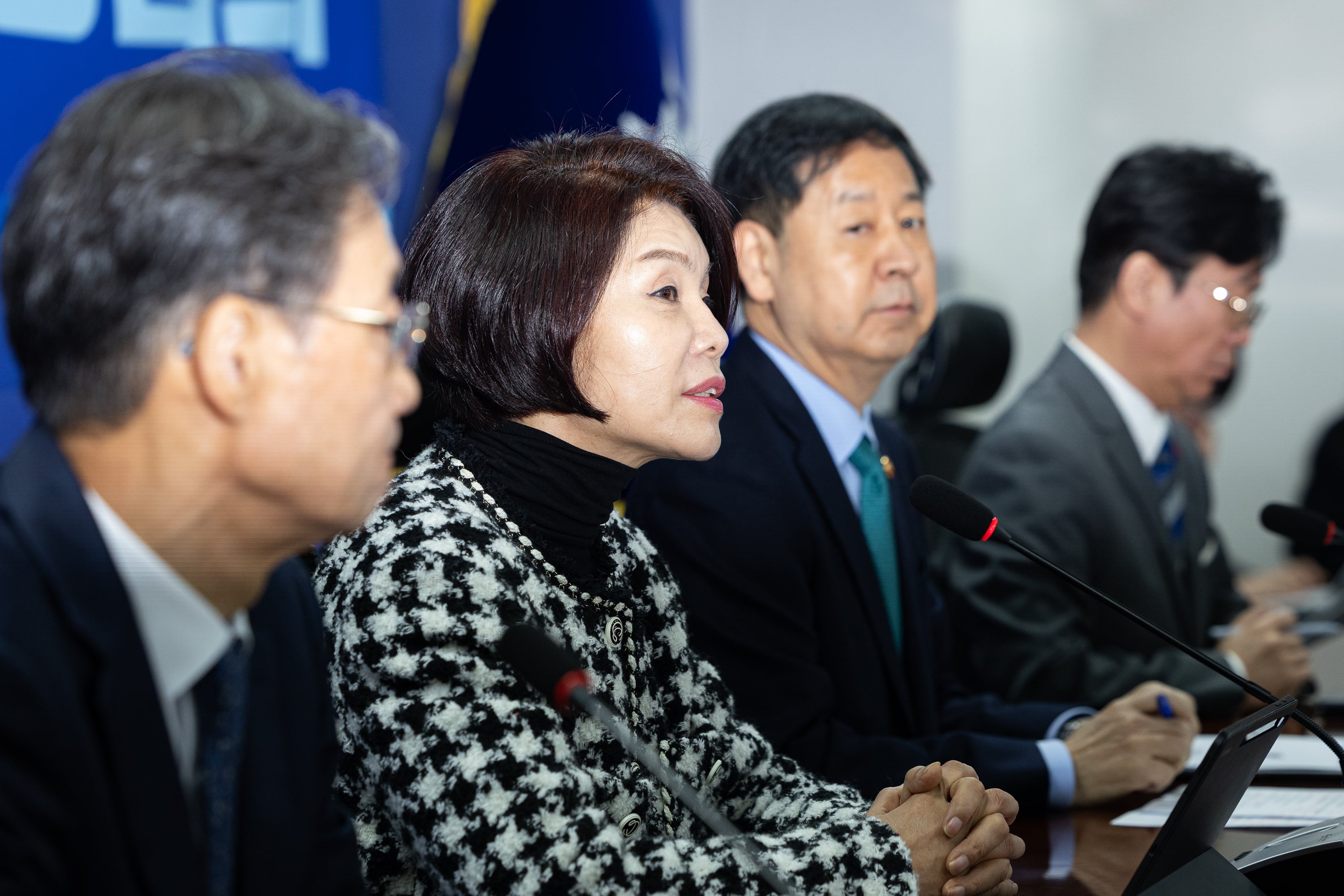 Democratic Party, government agree on macroeconomic policies for growth