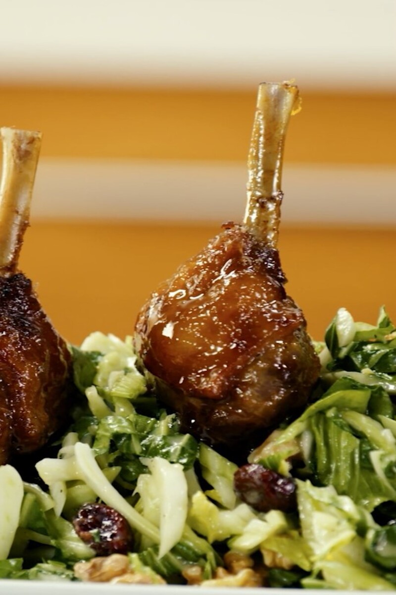 Ensalada festiva de col china con confit de pato