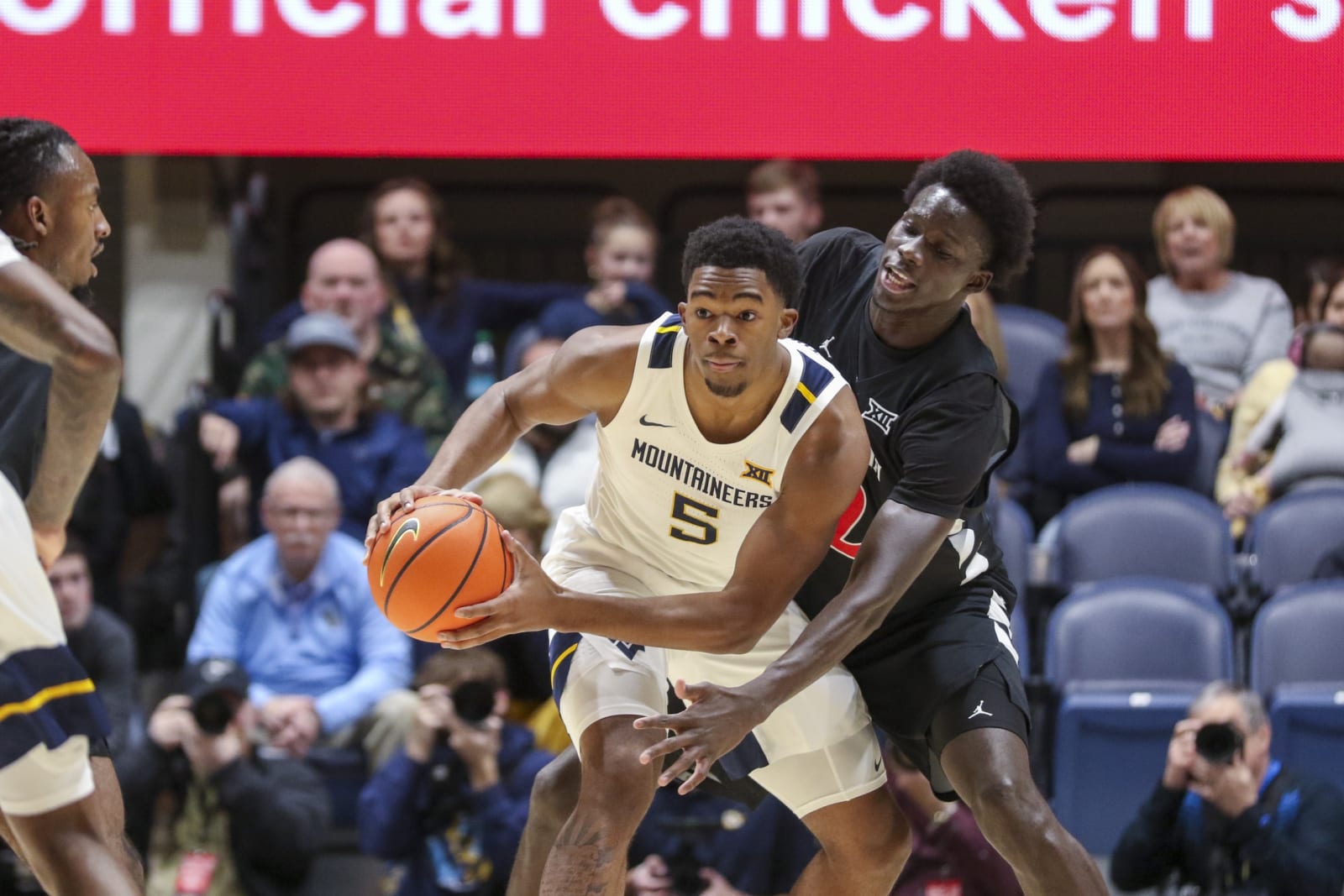 West Virginia rallies to beat Cincinnati 62-60