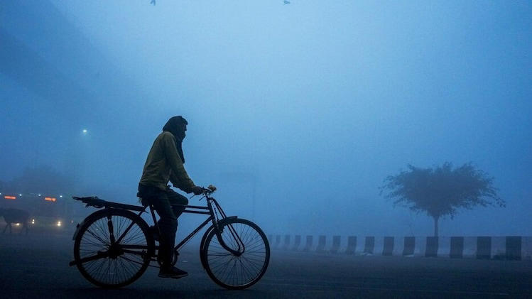 Delhi-NCR weather update: 16 flights cancelled today, schools in Noida ...