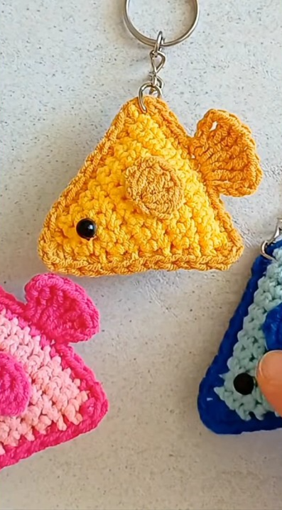 Cute crochet fish keychain tutorial