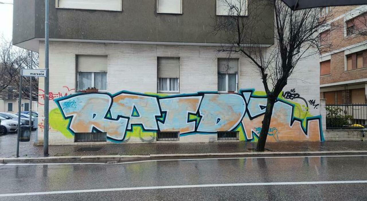 Mega graffito sul palazzo di via Marsala: «Ha copiato la mia firma, non ...