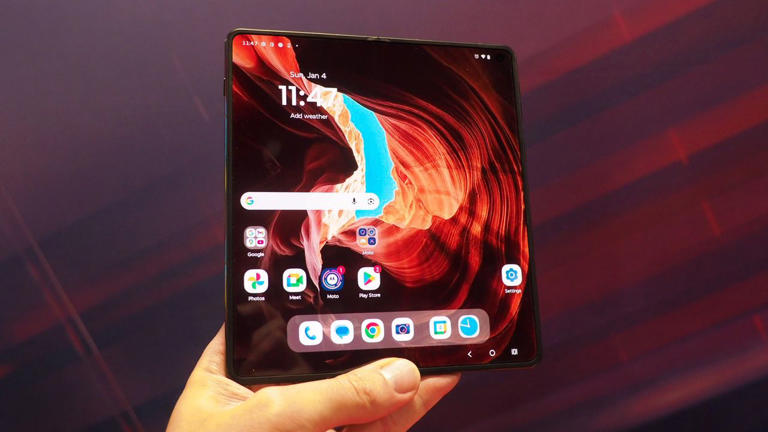 I tried Motorola's Razr Fold months before release – Samsung has new ...