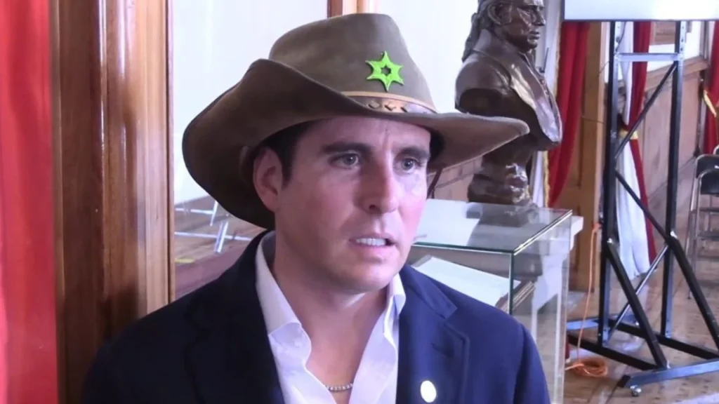 Diputado del Sombrero busca justicia para Carlos Manzo en EU, se reúne ...