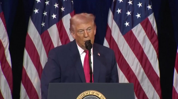 Trump prende in giro il presidente francese Macron per il suo accento ...