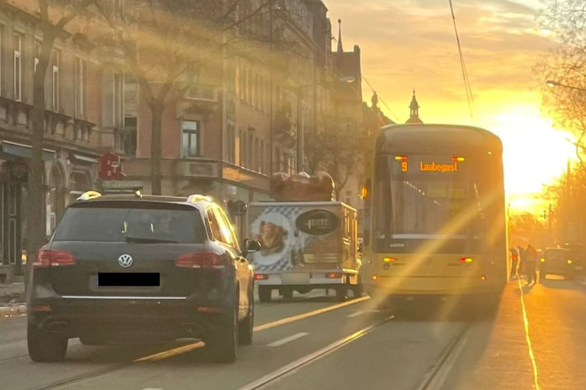 VW-Fahrerin erfasst Fußgänger in Pieschen: Polizei sucht Zeugen