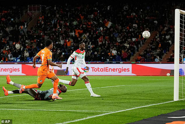 Man United star Amad Diallo continues sensational AFCON form as he nets ...