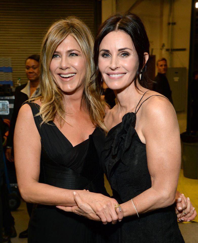 Courteney Cox helps Jennifer Aniston experiment with a major hair ...