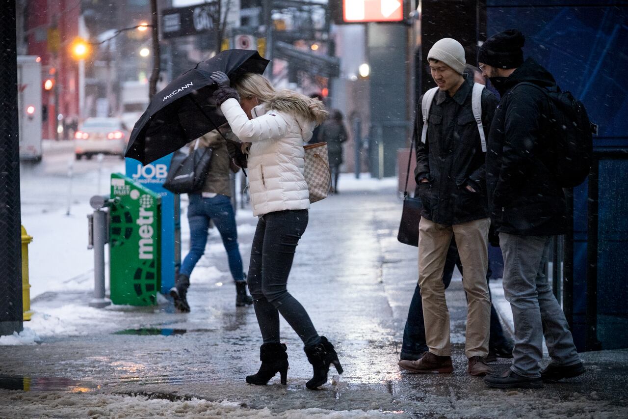 Heavy snow to follow freezing rain in Toronto, Environment Canada warns