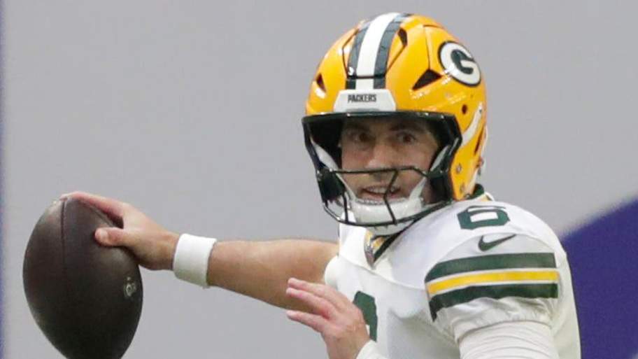 Packers make change at quarterback before playoffs