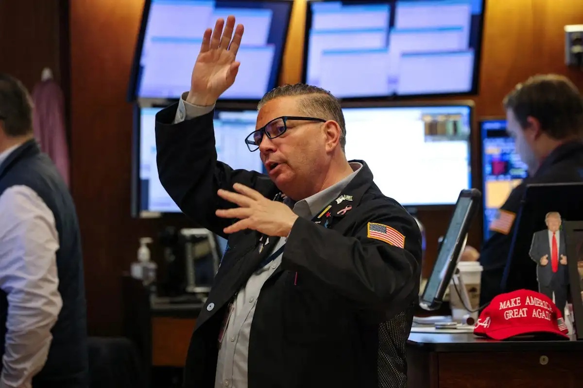 Wall Street: Ο S&P 500 τερμάτισε σχεδόν αμετάβλητος εν μέσω καταιγισμού ...