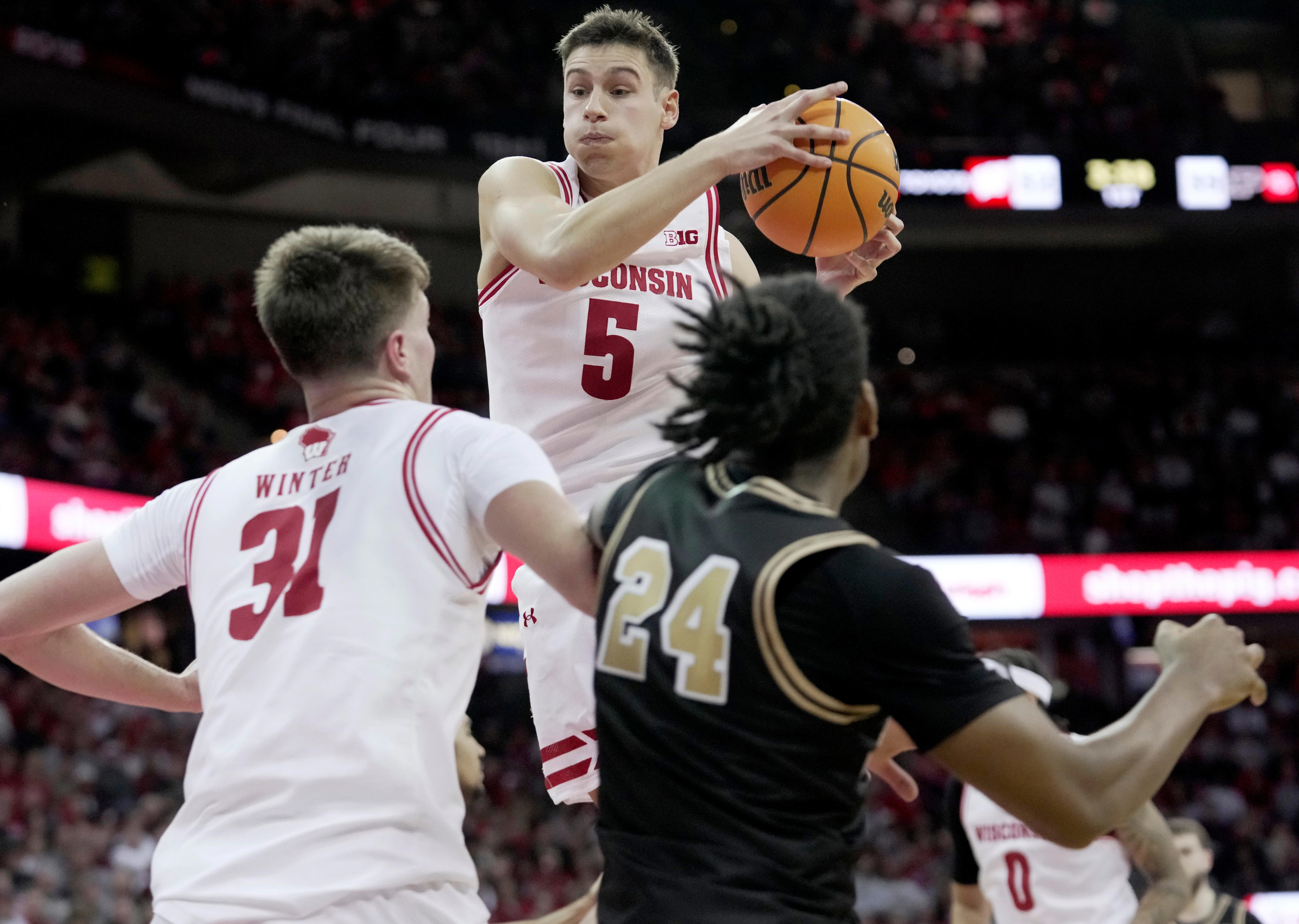 Wisconsin guard Jack Janicki suffers wrist injury, undergoes surgery ...