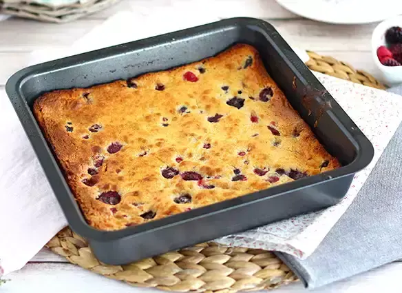 Beyaz çikolatalı ve kırmızı meyveli brownie (blondie)