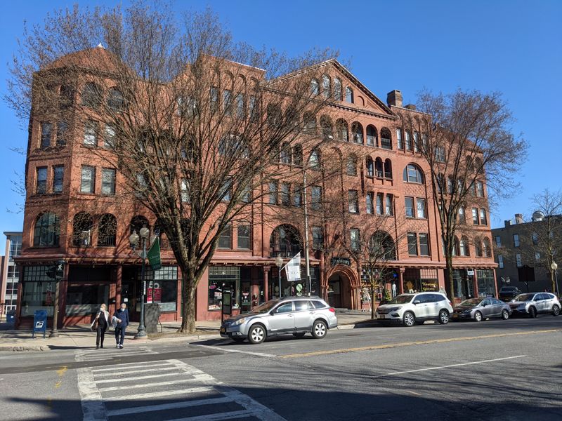How visitors navigate New York State while avoiding common tourist ...