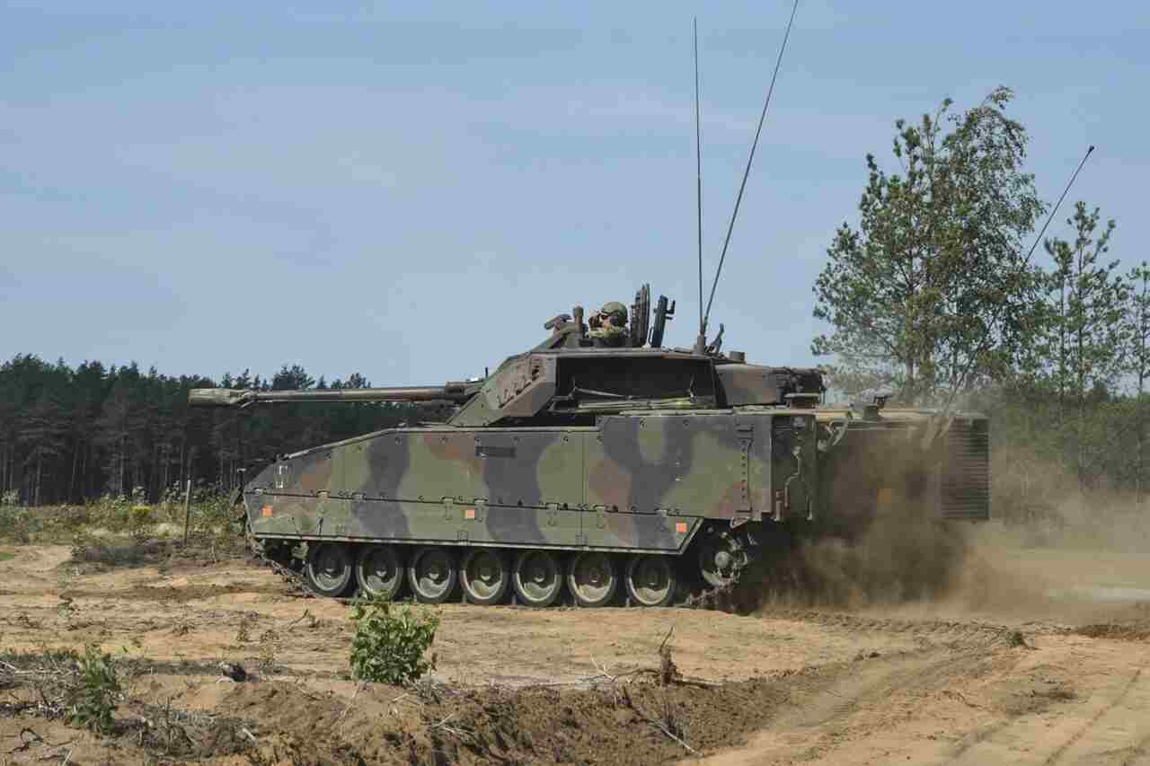 Lituânia anuncia aquisição de 100 veículos de combate CV90 MkIV