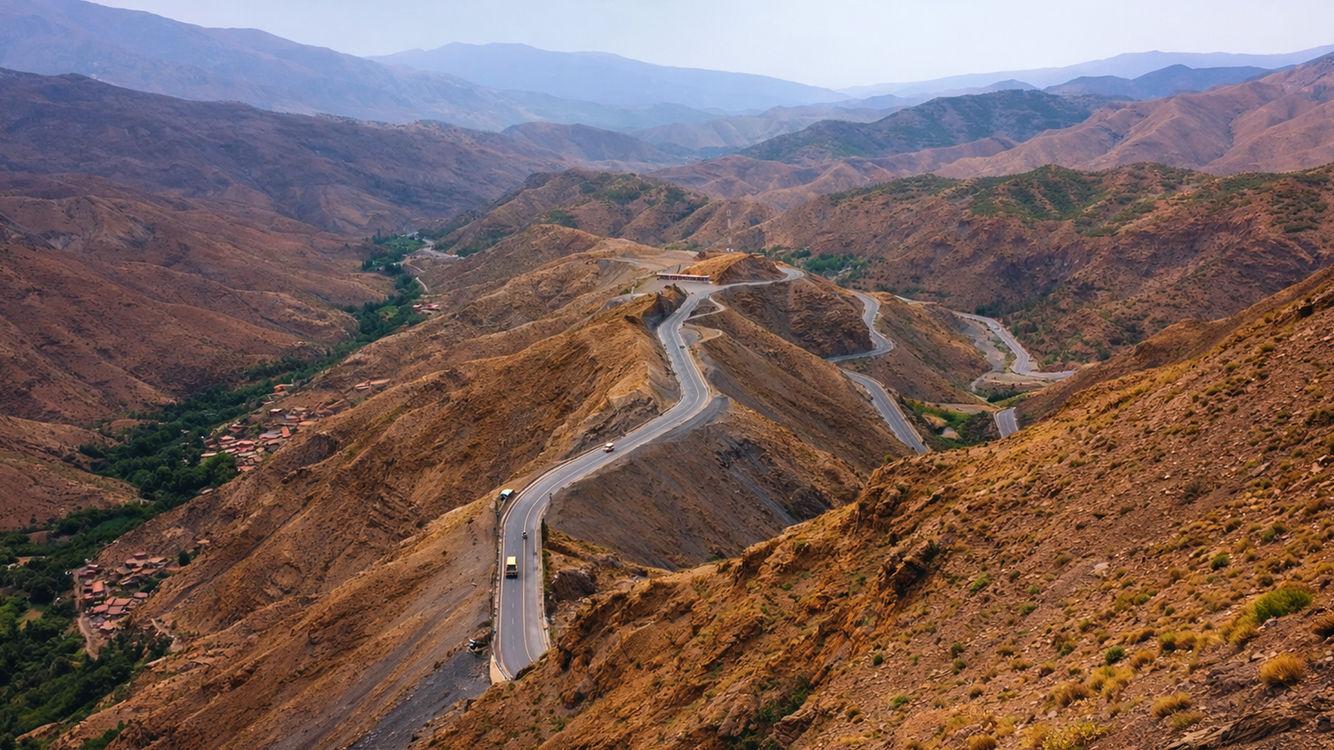 The road that follows the ridge