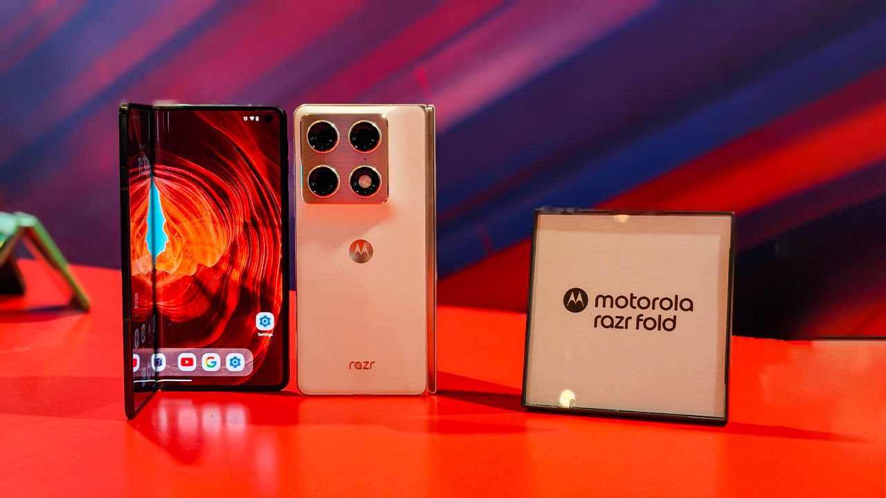 CES 2026: I went hands-on with the Motorola Razr Fold, and I'm ...