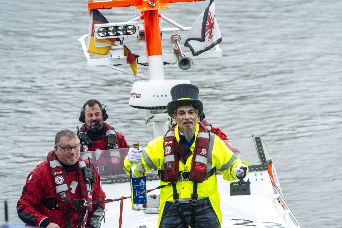 Drama bei der traditionellen Bremer Eiswette: Schwimmerin aus der Weser ...